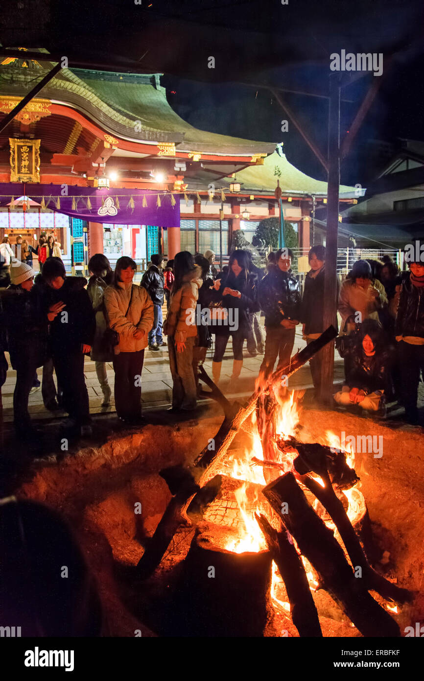 New year eve, Omisoka, at the Shinto Nishinomiya shrine in Japan ...