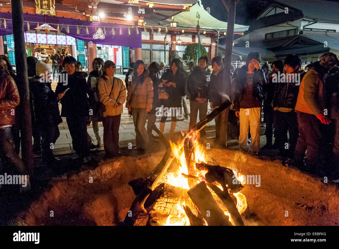New year eve, Omisoka, at the Shinto Nishinomiya shrine in Japan ...