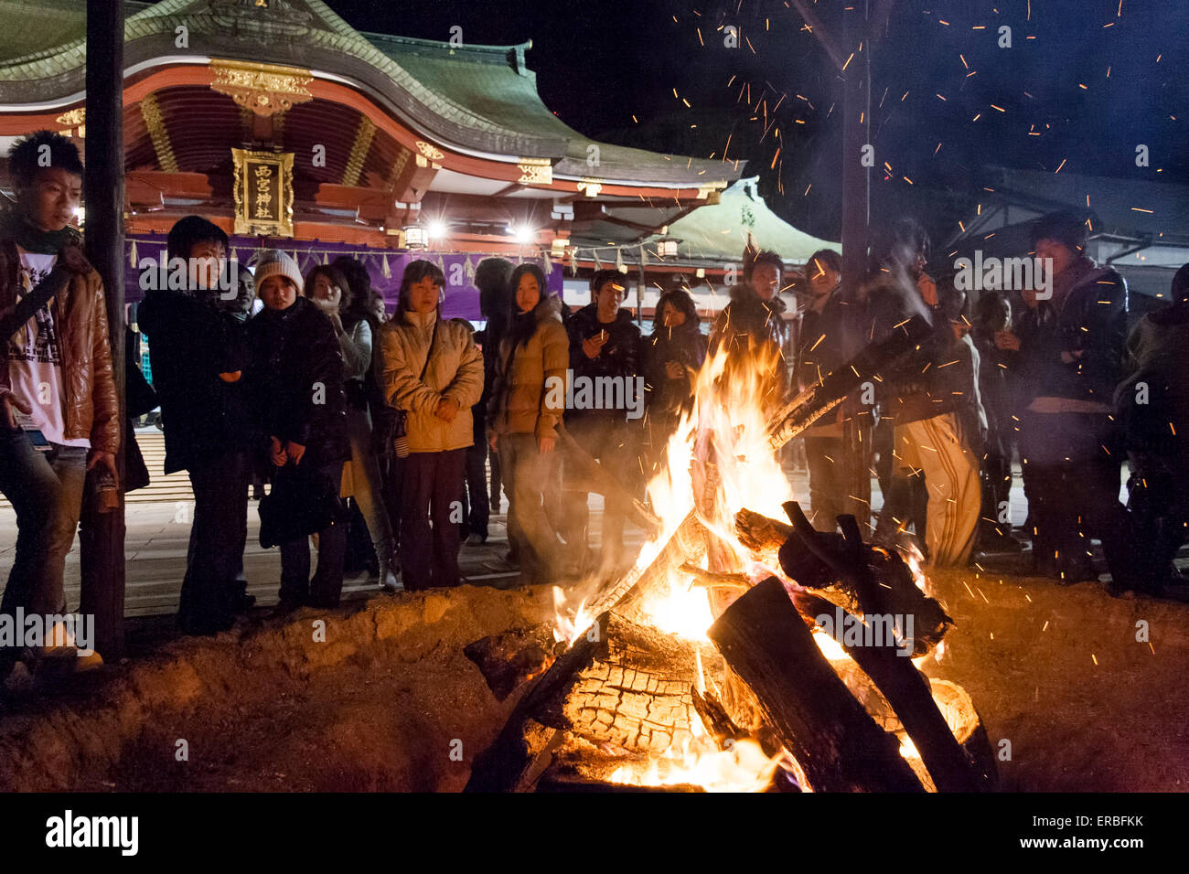 New year eve, Omisoka, at the Shinto Nishinomiya shrine in Japan ...