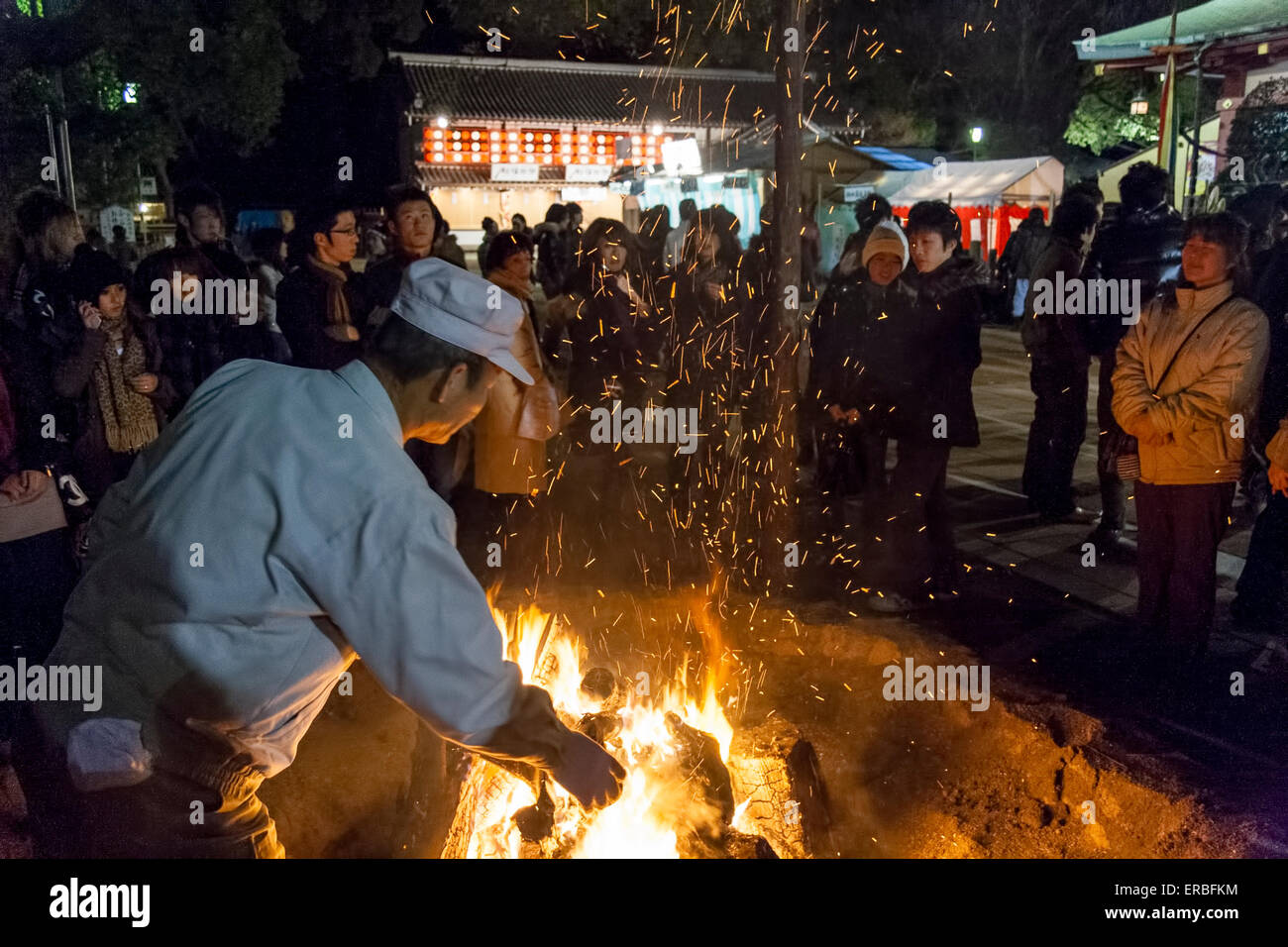 New year eve, Omisoka, at the Shinto Nishinomiya shrine in Japan ...