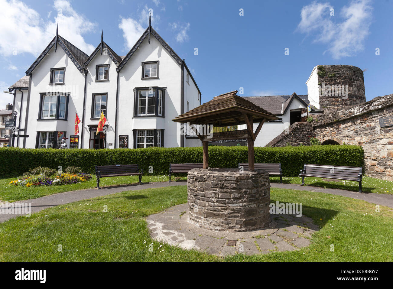 Water well and The Knights Shop Castle Square Conwy Stock Photo - Alamy