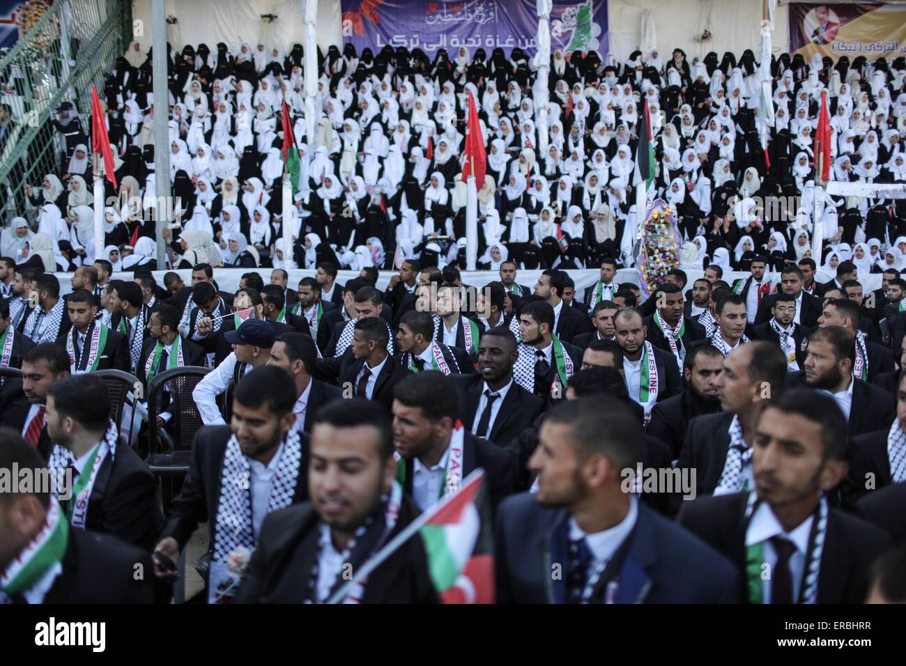 Gaza. 31st May, 2015. Palestinian couples take part in a mass wedding ...