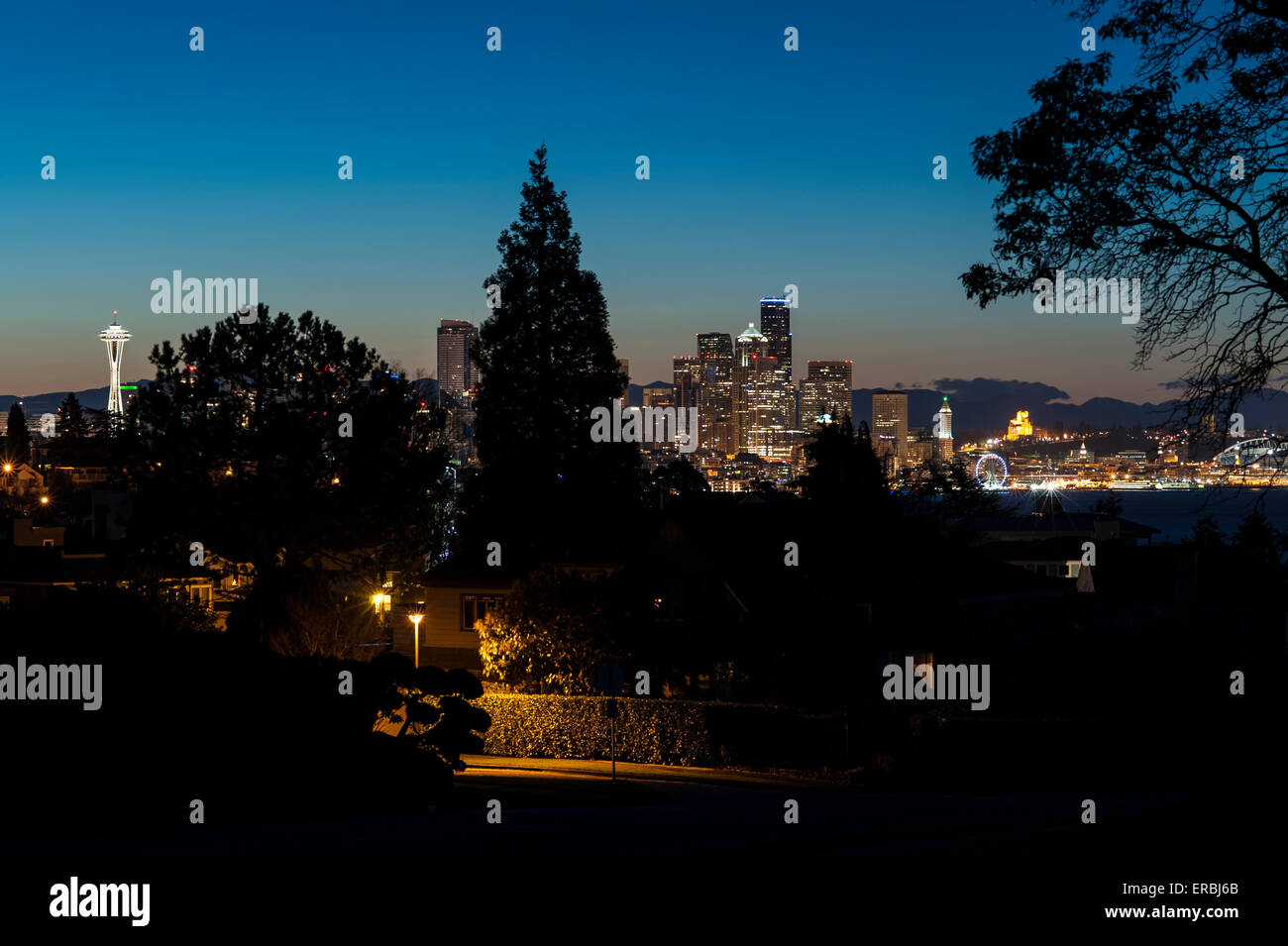 Seattle skyline space needle houses hi-res stock photography and images ...