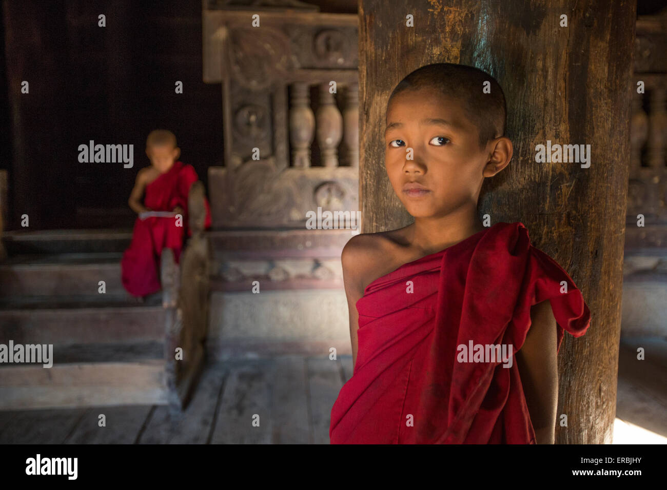 Novice monks in white robes hi-res stock photography and images - Alamy