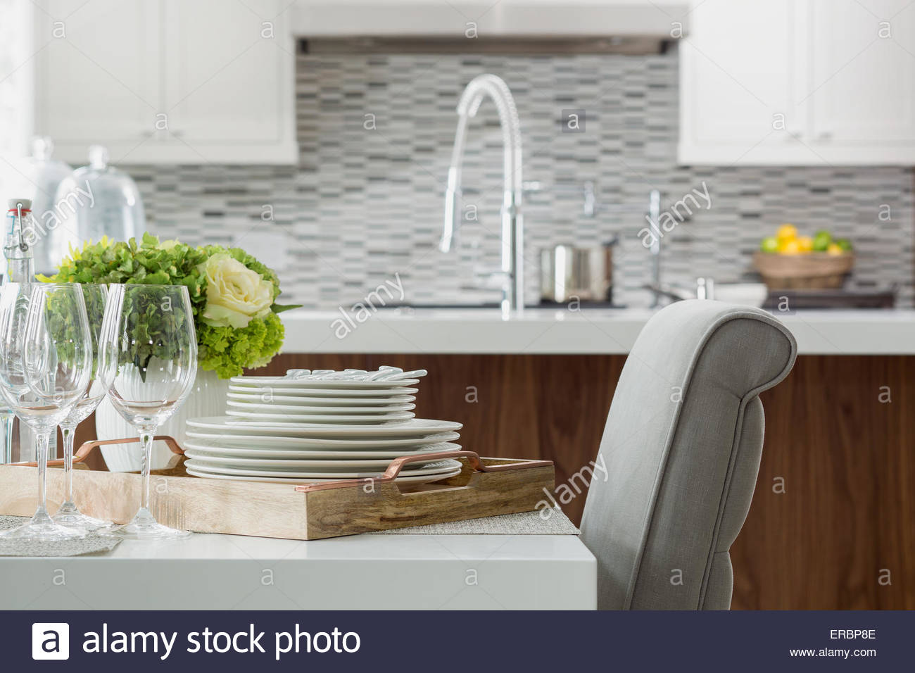 Elegant settings table hi-res stock photography and images - Alamy