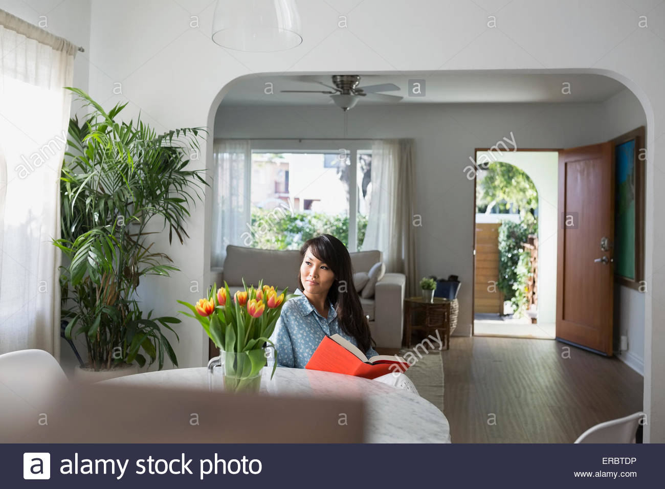 Woman reading book table hi-res stock photography and images - Alamy