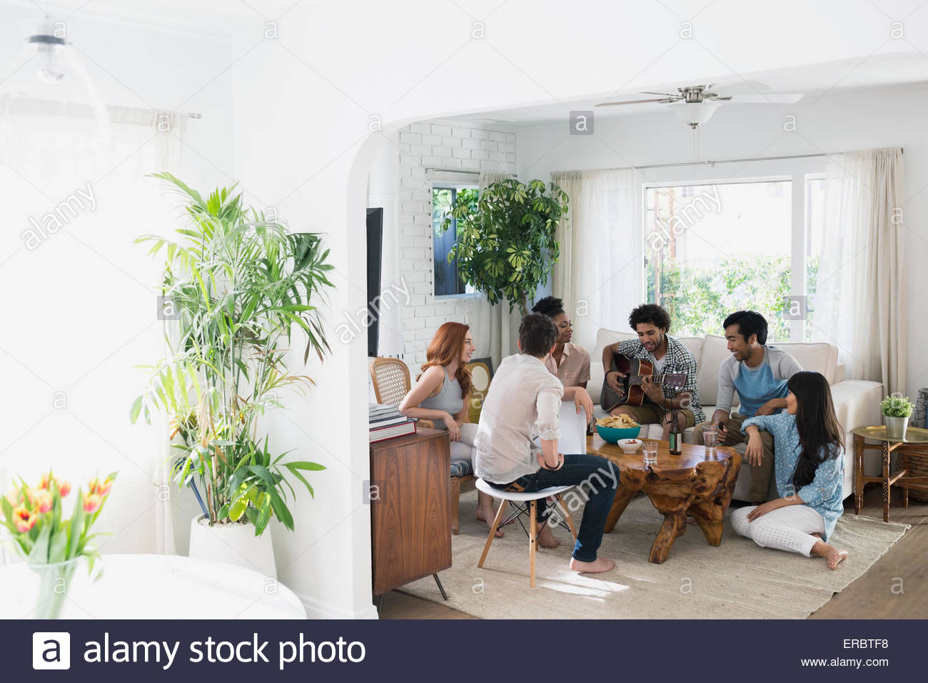 Room full of friends hi-res stock photography and images - Alamy