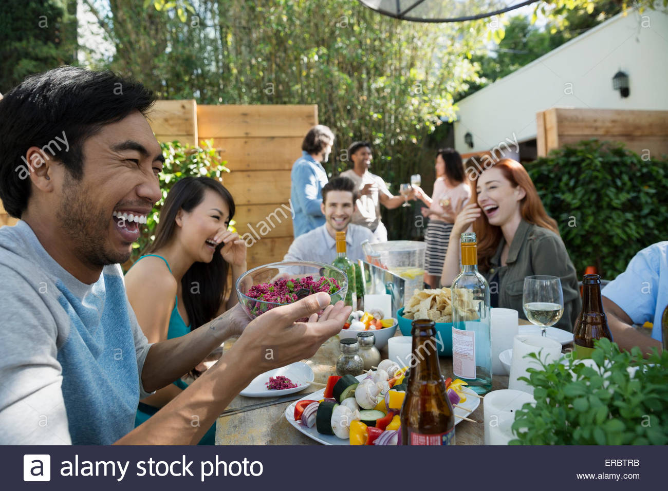 Summer table friends food garden hi-res stock photography and images ...