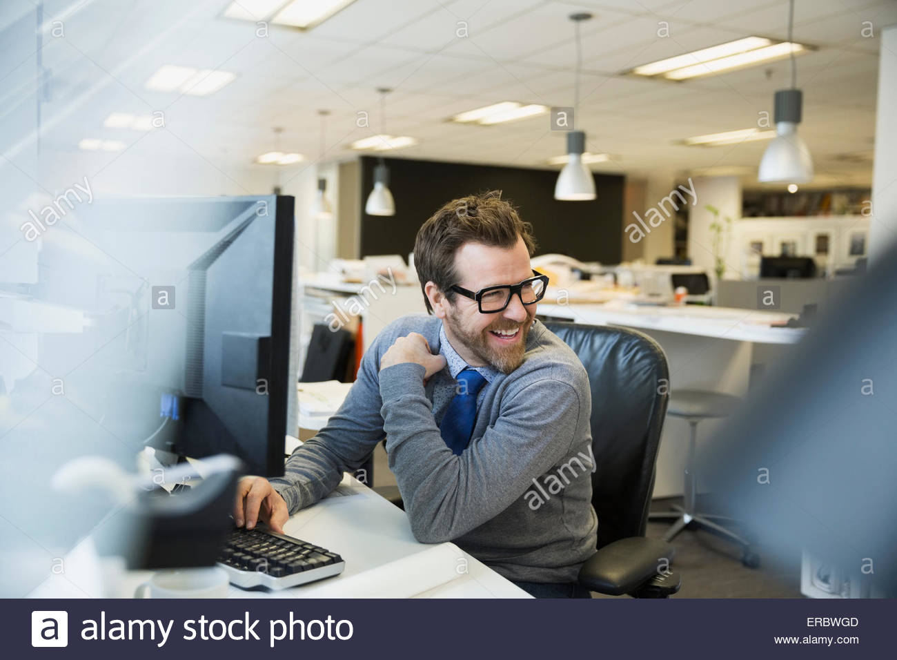 Over the shoulder computer hi-res stock photography and images - Alamy