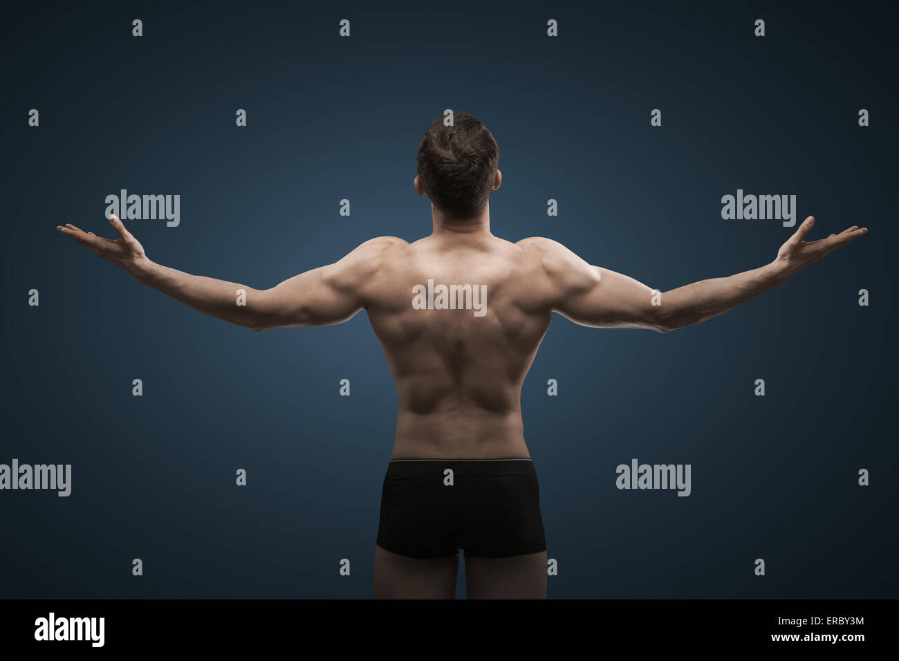 Fit man making his huge muscles Stock Photo - Alamy