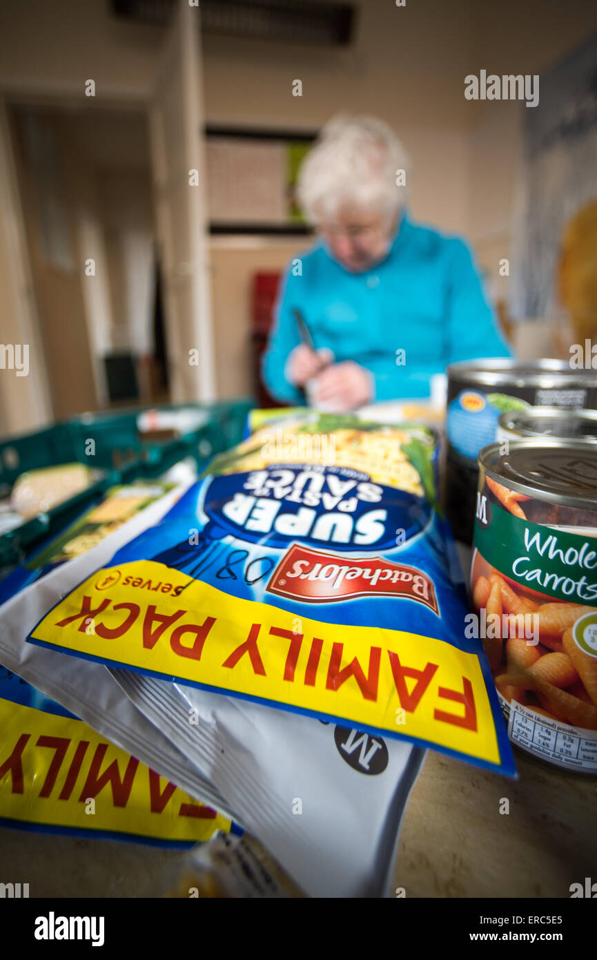 A volunteer working in a food bank Stock Photo - Alamy