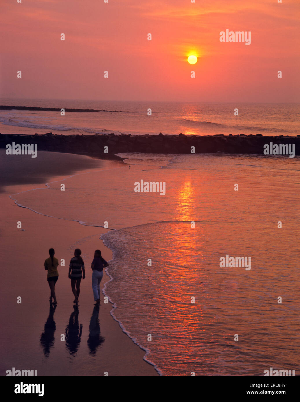 Kids beach 1970s hi-res stock photography and images - Alamy