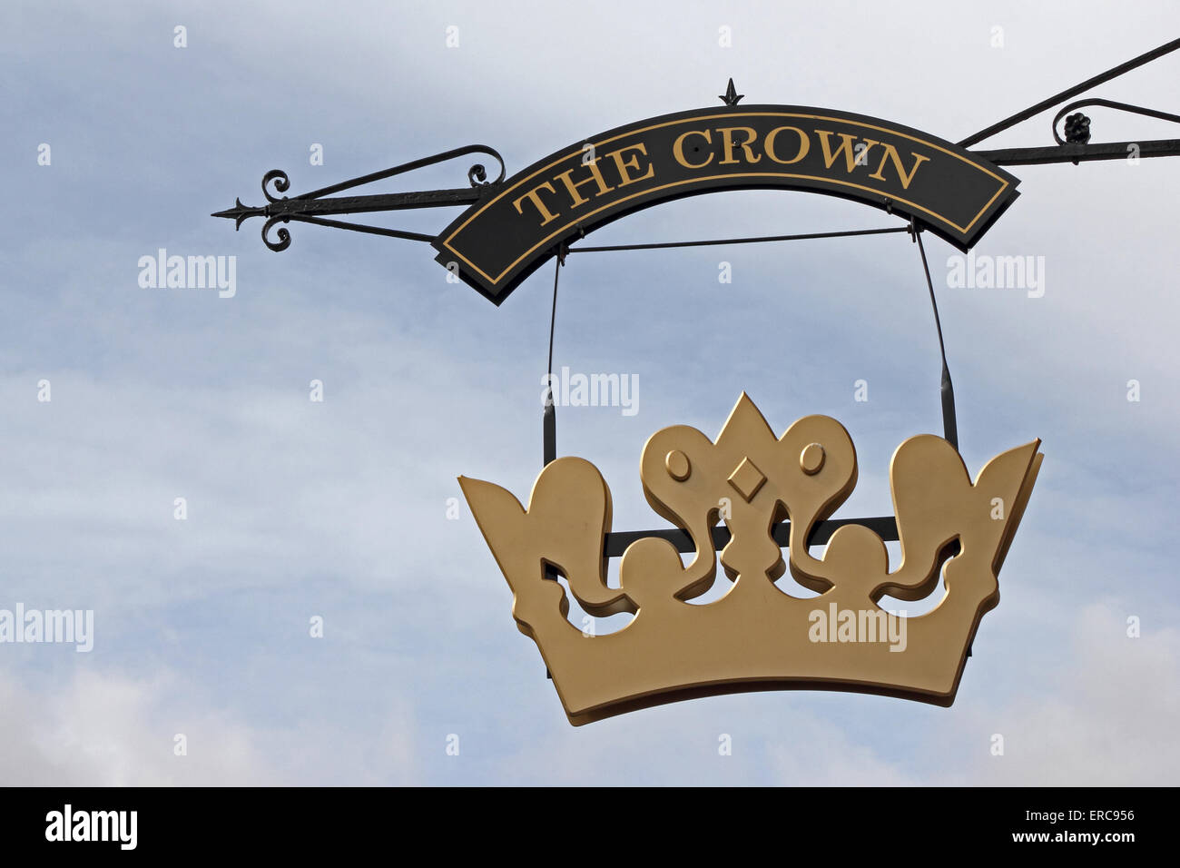 Golden pub sign hi-res stock photography and images - Alamy