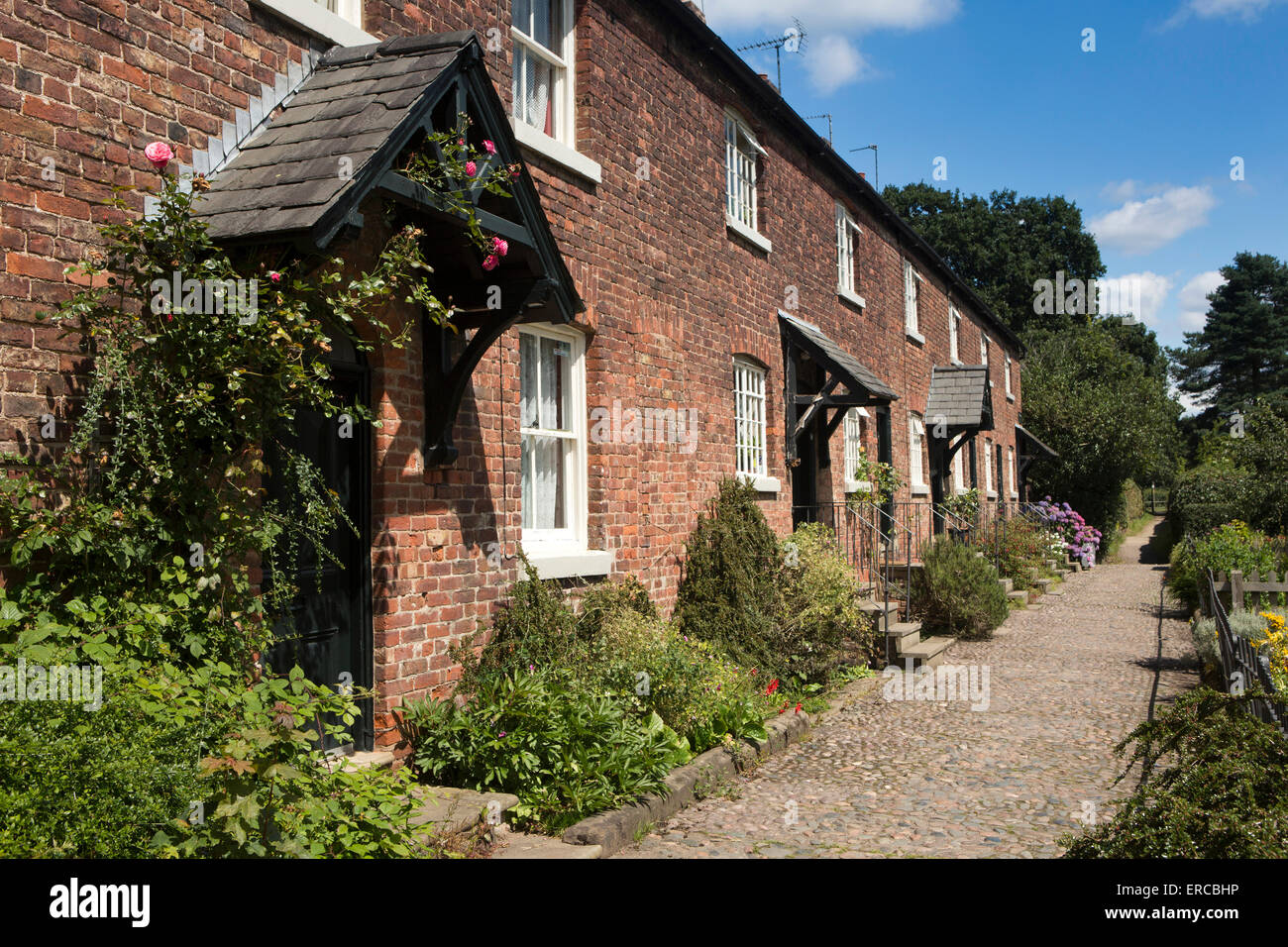 UK, England, Cheshire, Styal, Oak Cottages and gardens, terrace of mill ...