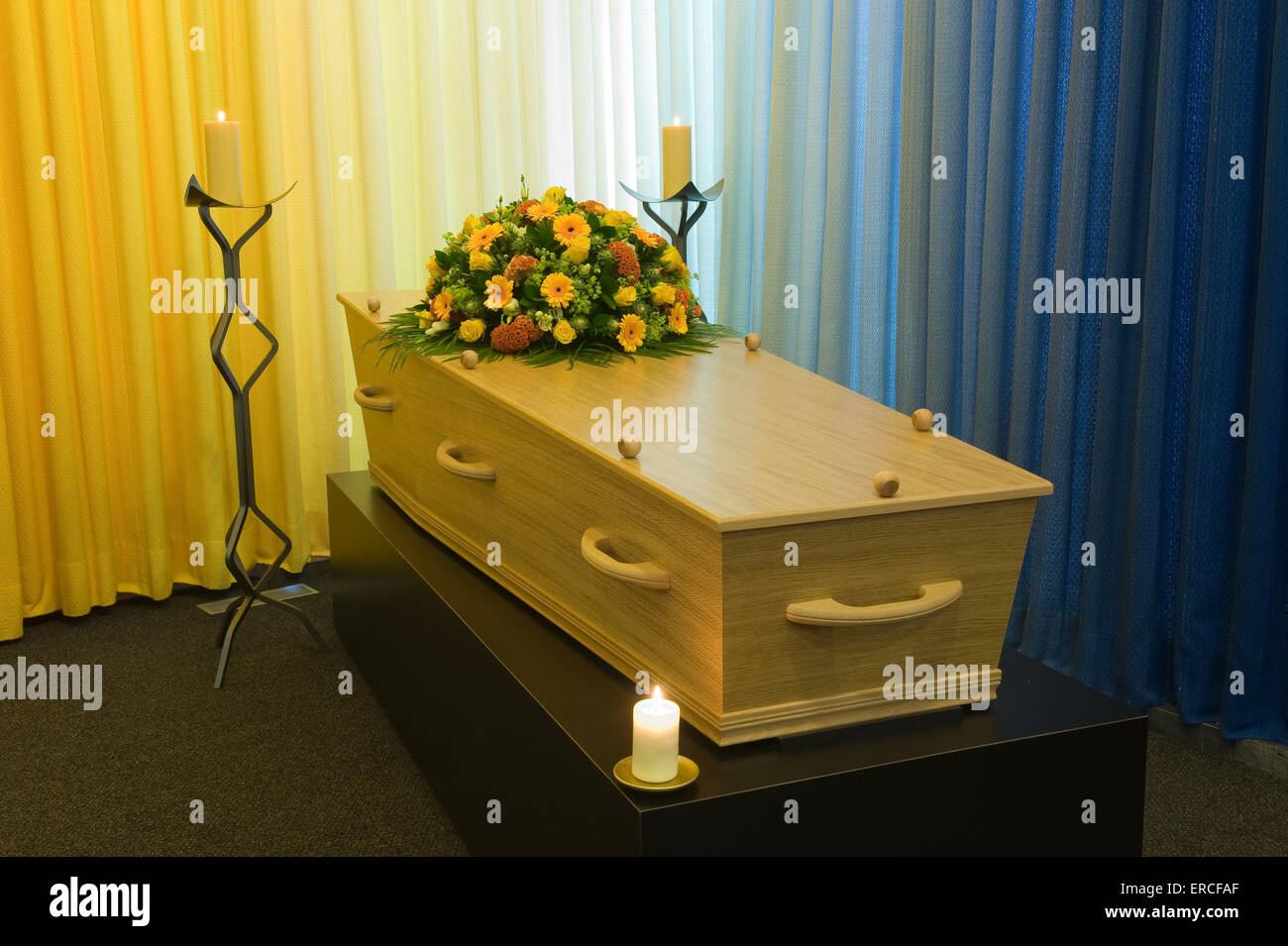 Flower and funeral candles hi-res stock photography and images - Alamy