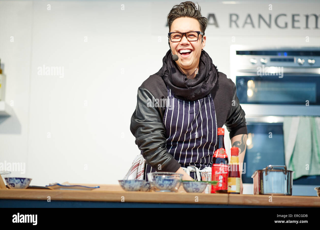 Gok wan cooking hi-res stock photography and images - Alamy