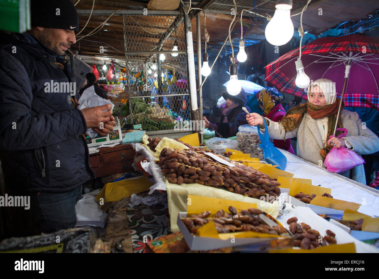 Women food market hi-res stock photography and images - Alamy