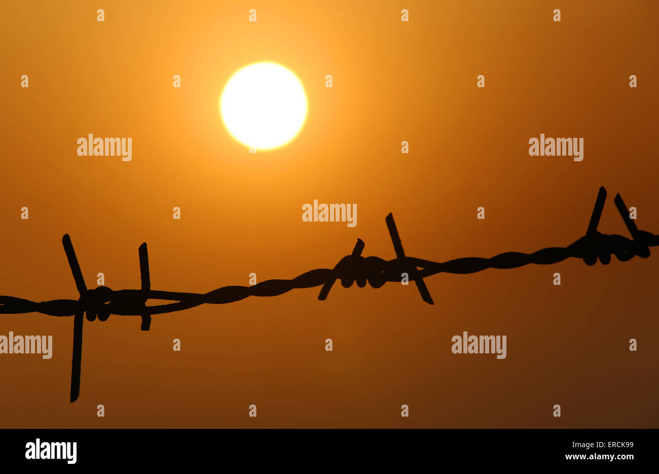 Sun setting with fence hi-res stock photography and images - Alamy