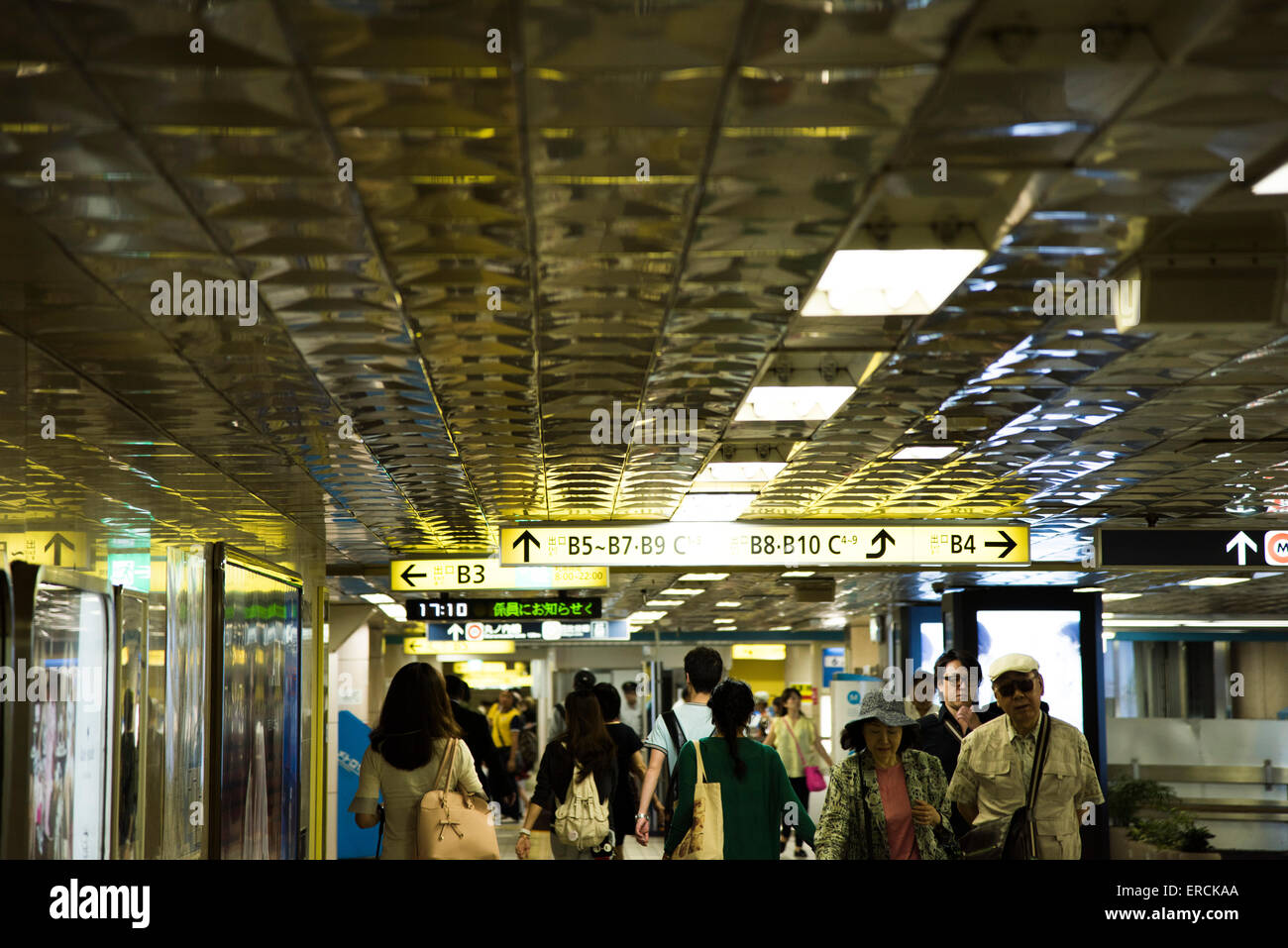 Interior of Tokyo Metro Ginza station Stock Photo - Alamy