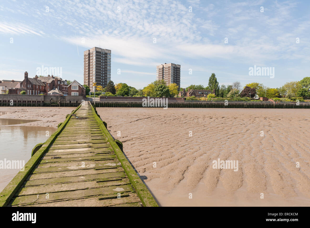 Attractive skyline of Belvedere and Erith from river Thames with high ...