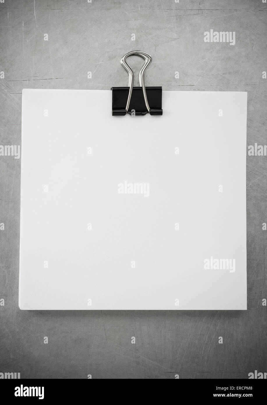 note paper and clip at metal background texture Stock Photo - Alamy
