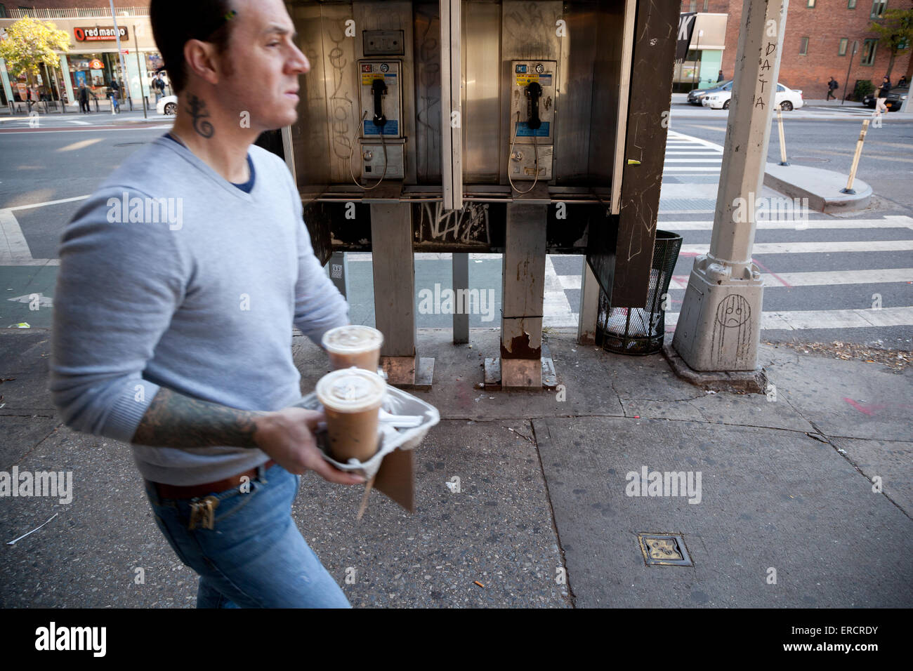 A street scene in Manhattan's 3rd Avenue, New York, United States Stock ...