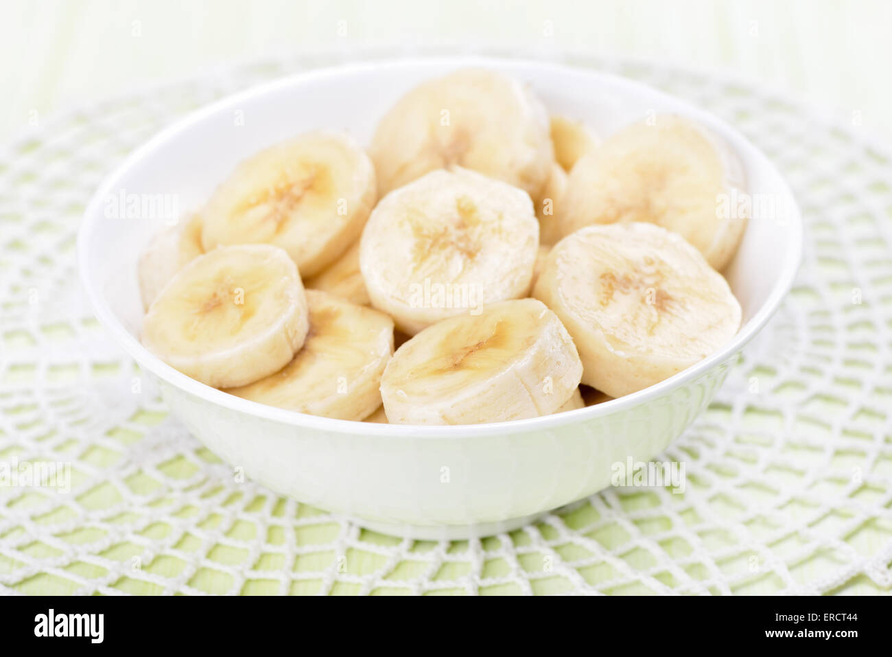 Sliced banana in bowl, close up view Stock Photo - Alamy