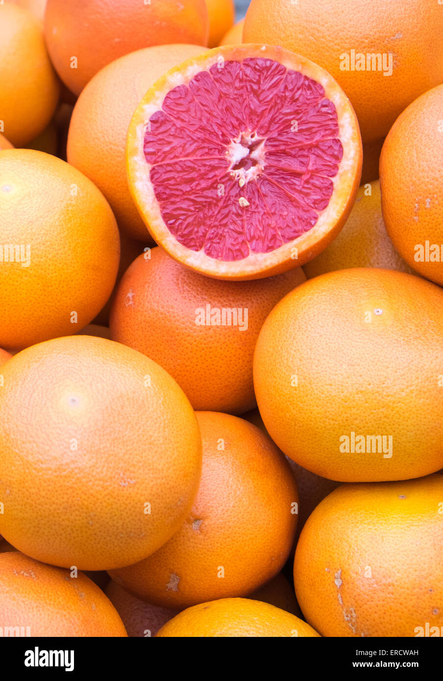 Ripe blood oranges for sale at a market Stock Photo - Alamy