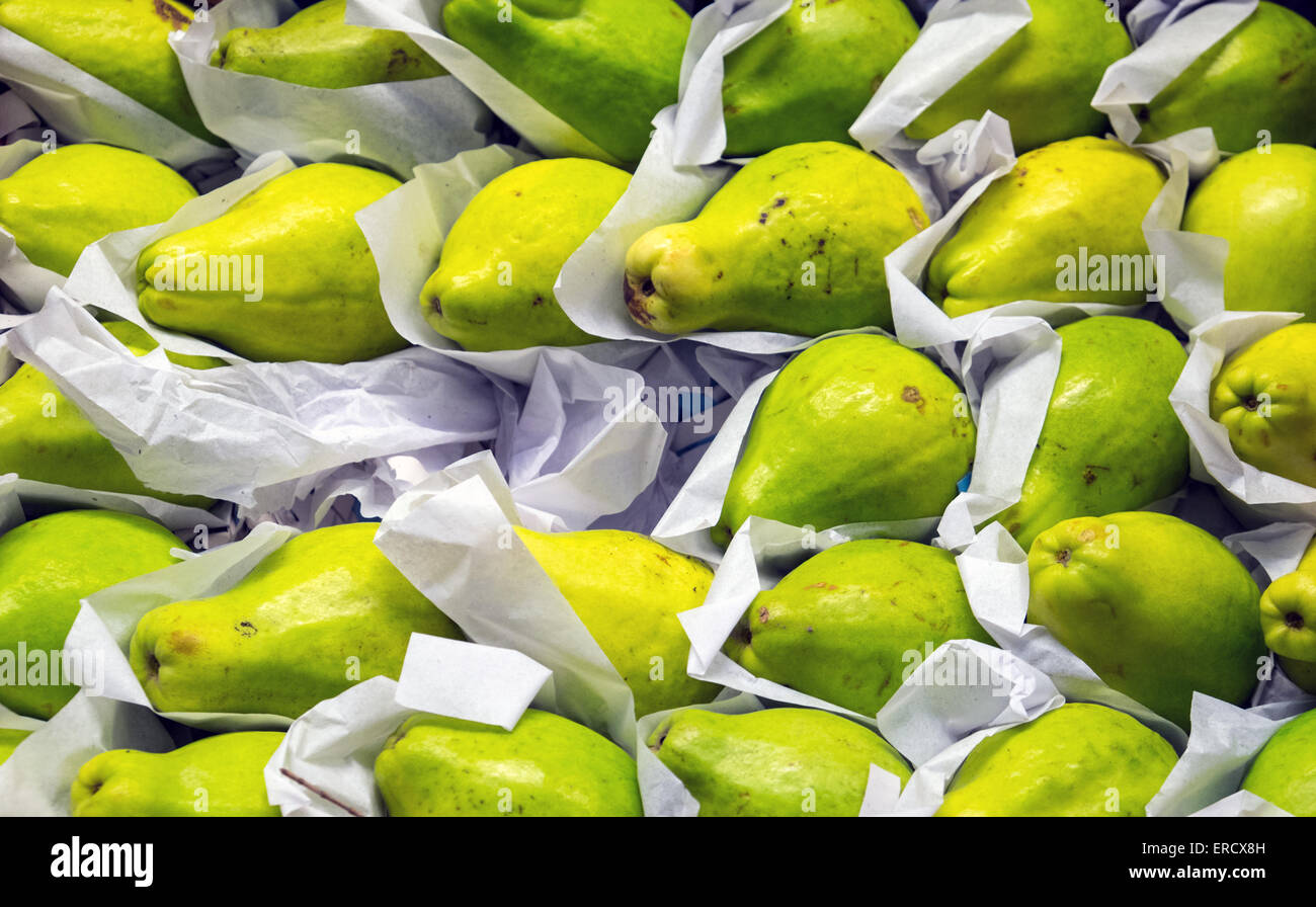 Green pears for sale at the market Stock Photo - Alamy