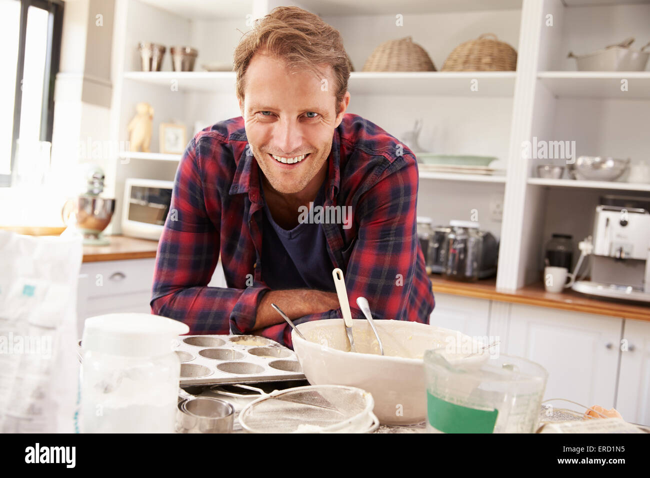 Middle aged man preparing to bake Stock Photo - Alamy