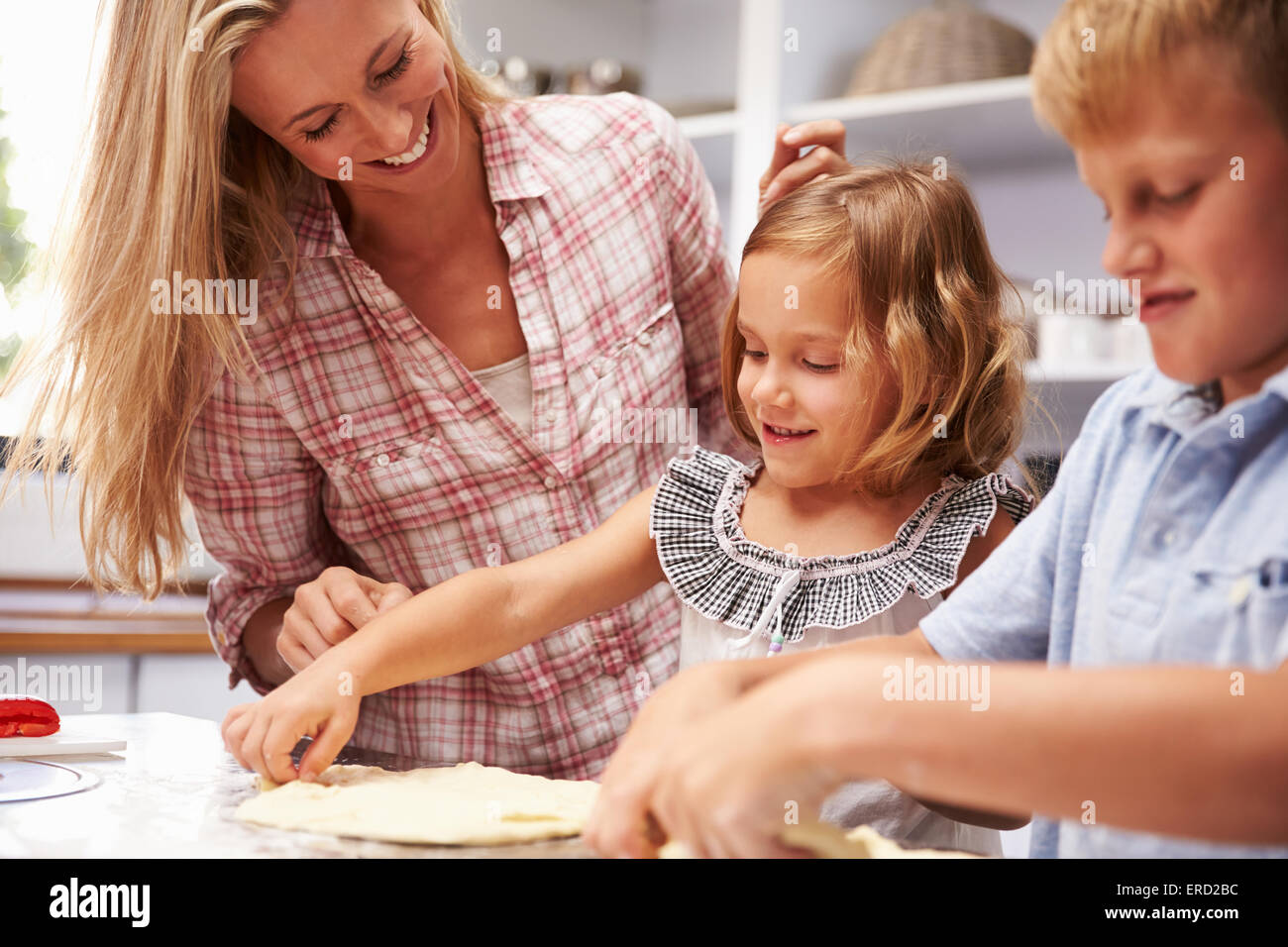 Mother preparing pizza with kids Stock Photo - Alamy