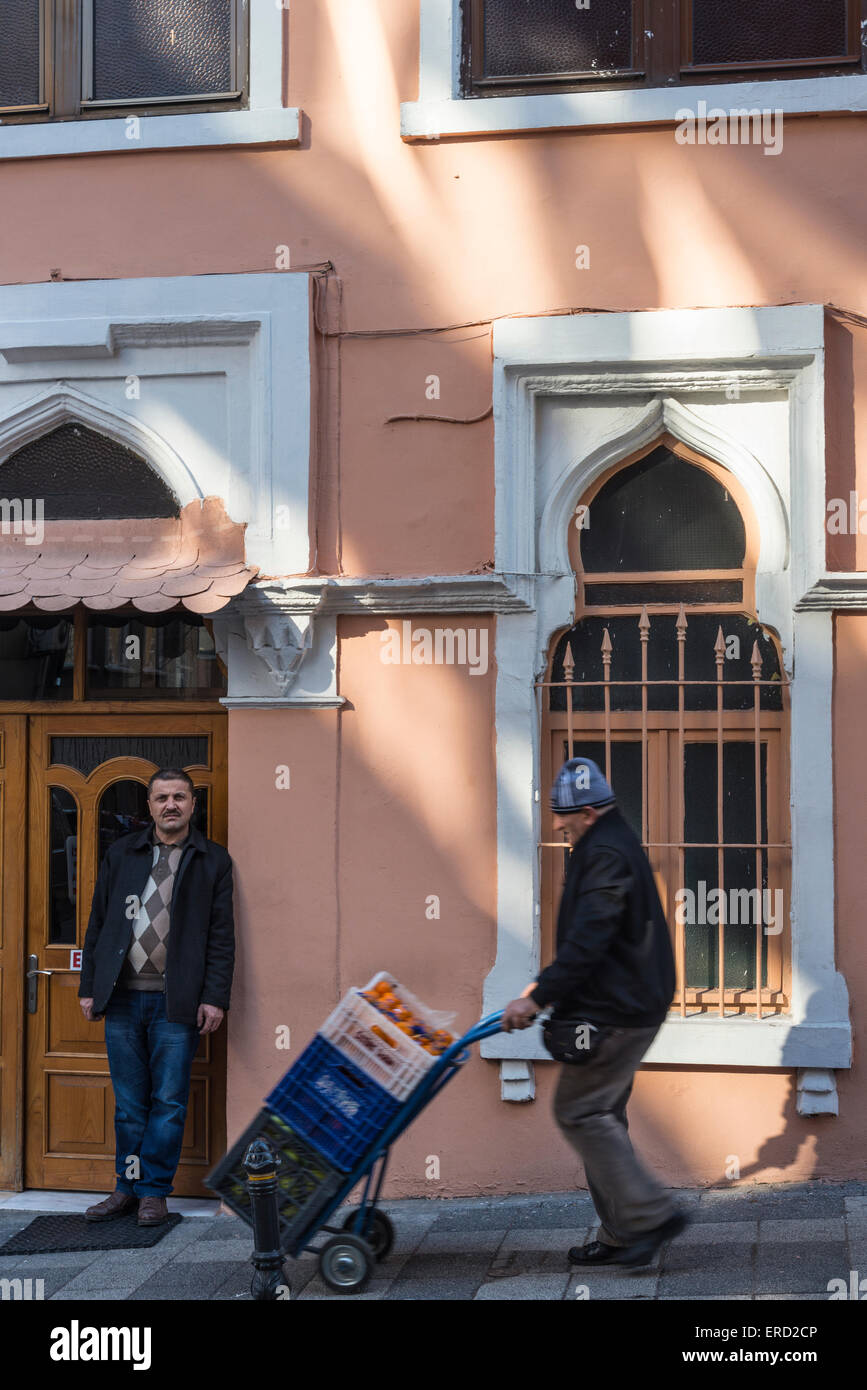 Urban street scene hi-res stock photography and images - Alamy