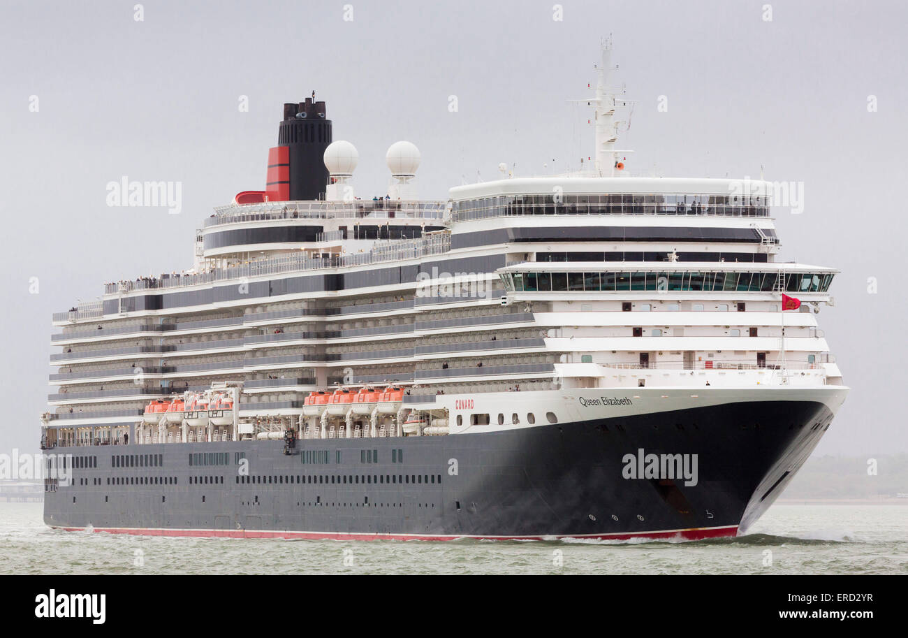 Cunard lines queen elizabeth departs hi-res stock photography and ...