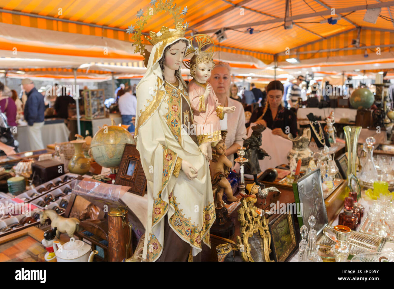 Mercat Gotic antiques market at Nova square, Gothic quarter, Barcelona ...