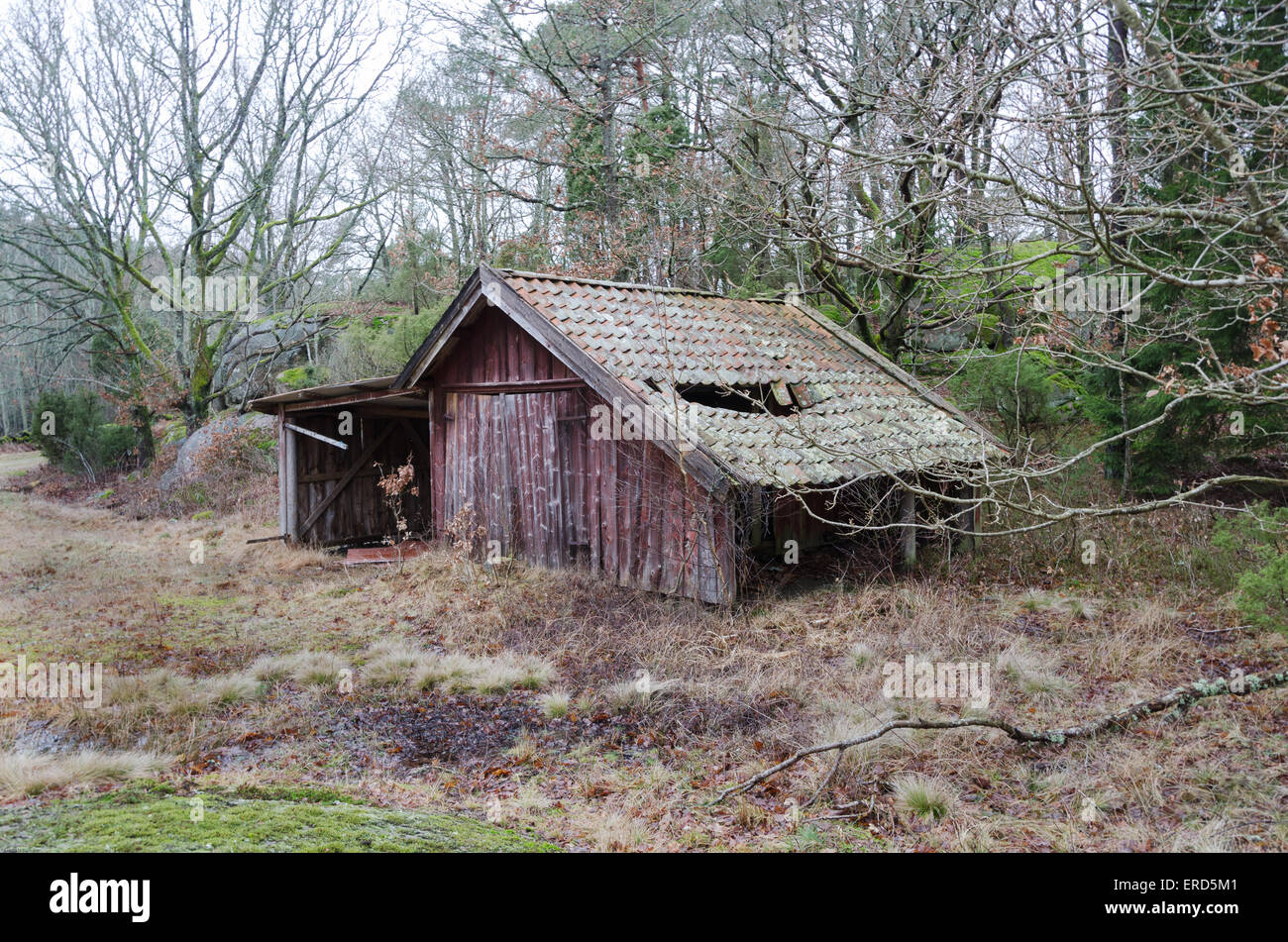 Old run down wooden barn hi-res stock photography and images - Alamy