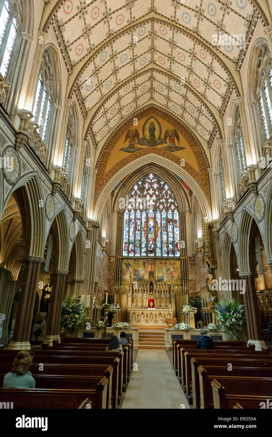 Farm street church and mayfair hi-res stock photography and images - Alamy