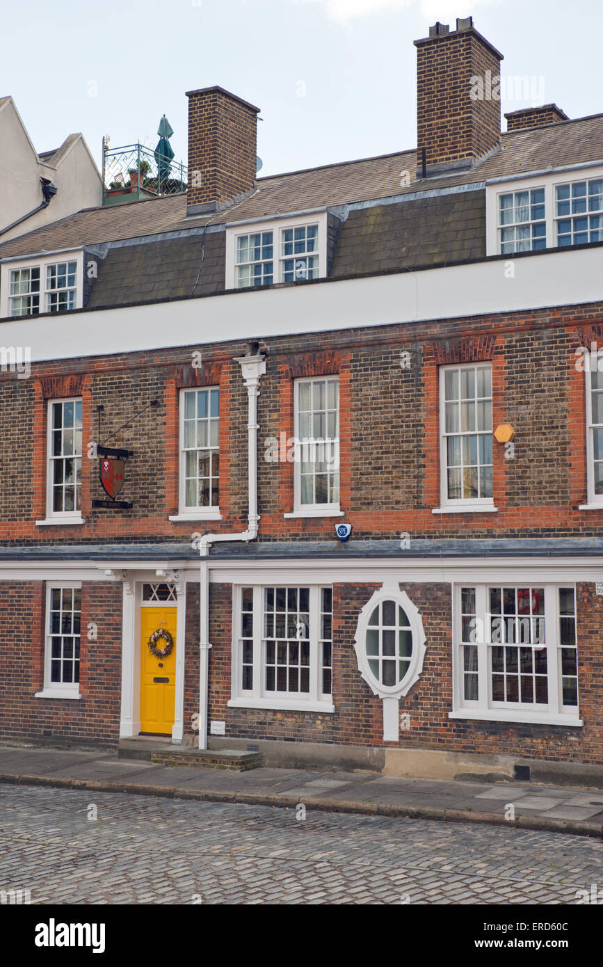 London cobblestone street england hi-res stock photography and images ...