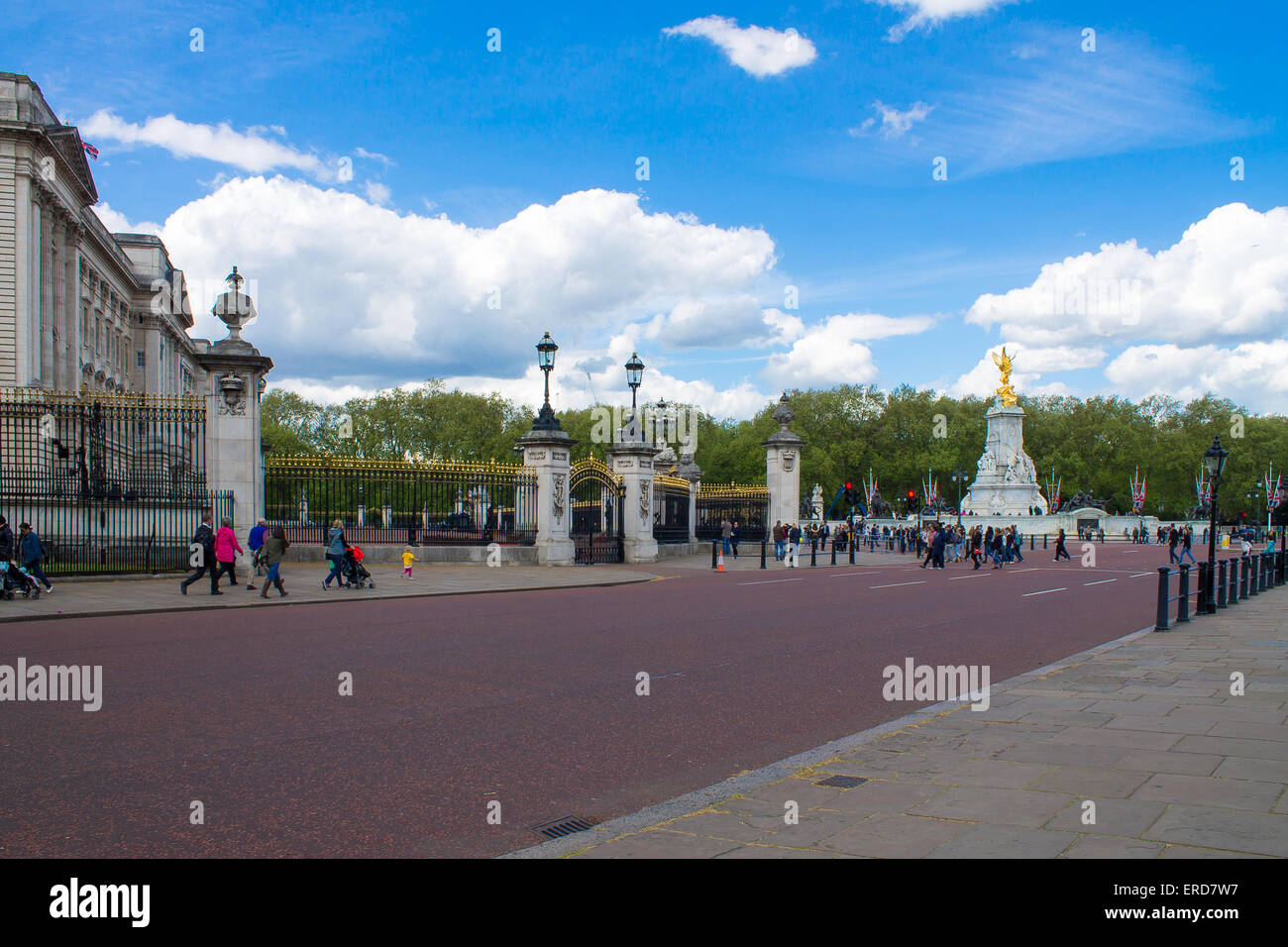 Tourists and Pedestrians walking at Spur Road, next to Buckingham ...