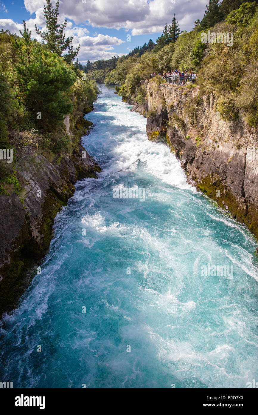 Huka Falls on the Wikato River drain vast volumes of water from Lake ...