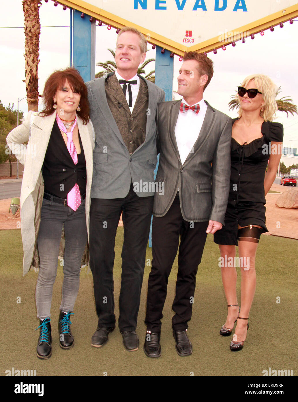 Pamela Anderson and Chrissie Hynde give away Peta Leader at his gay ...