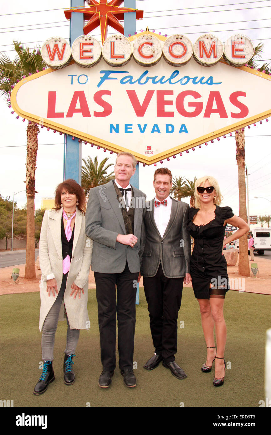 Pamela Anderson and Chrissie Hynde give away Peta Leader at his gay ...