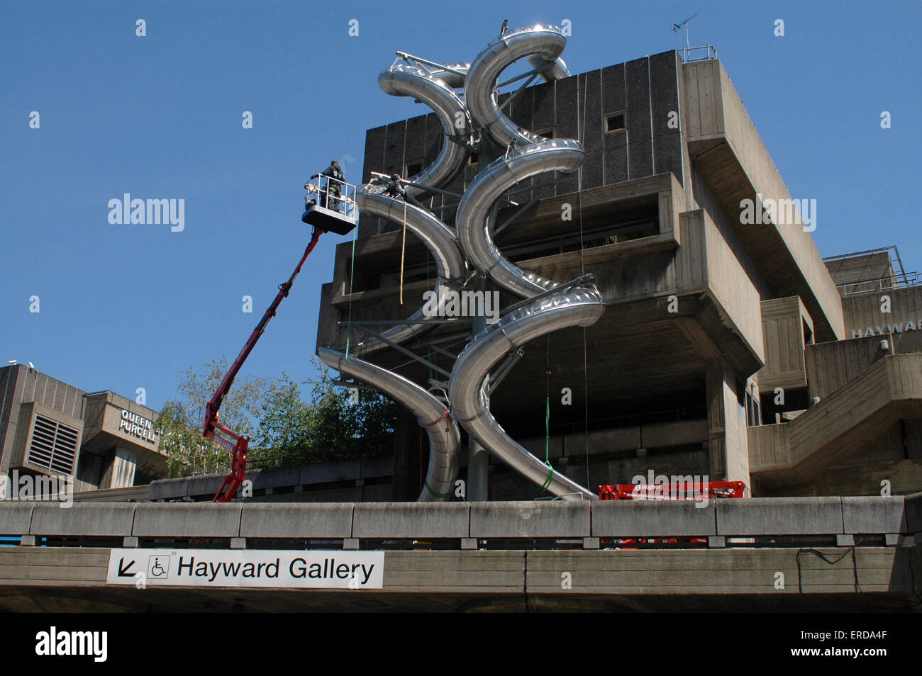 At the tate modern on londons south bank hi-res stock photography and ...