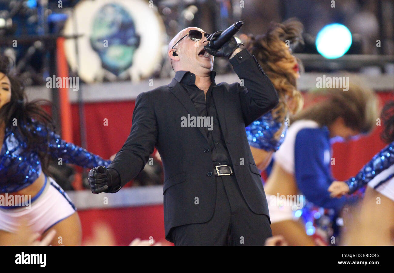 Pitbull performs with Ne-Yo on Thanksgiving during half-time of an NFL ...