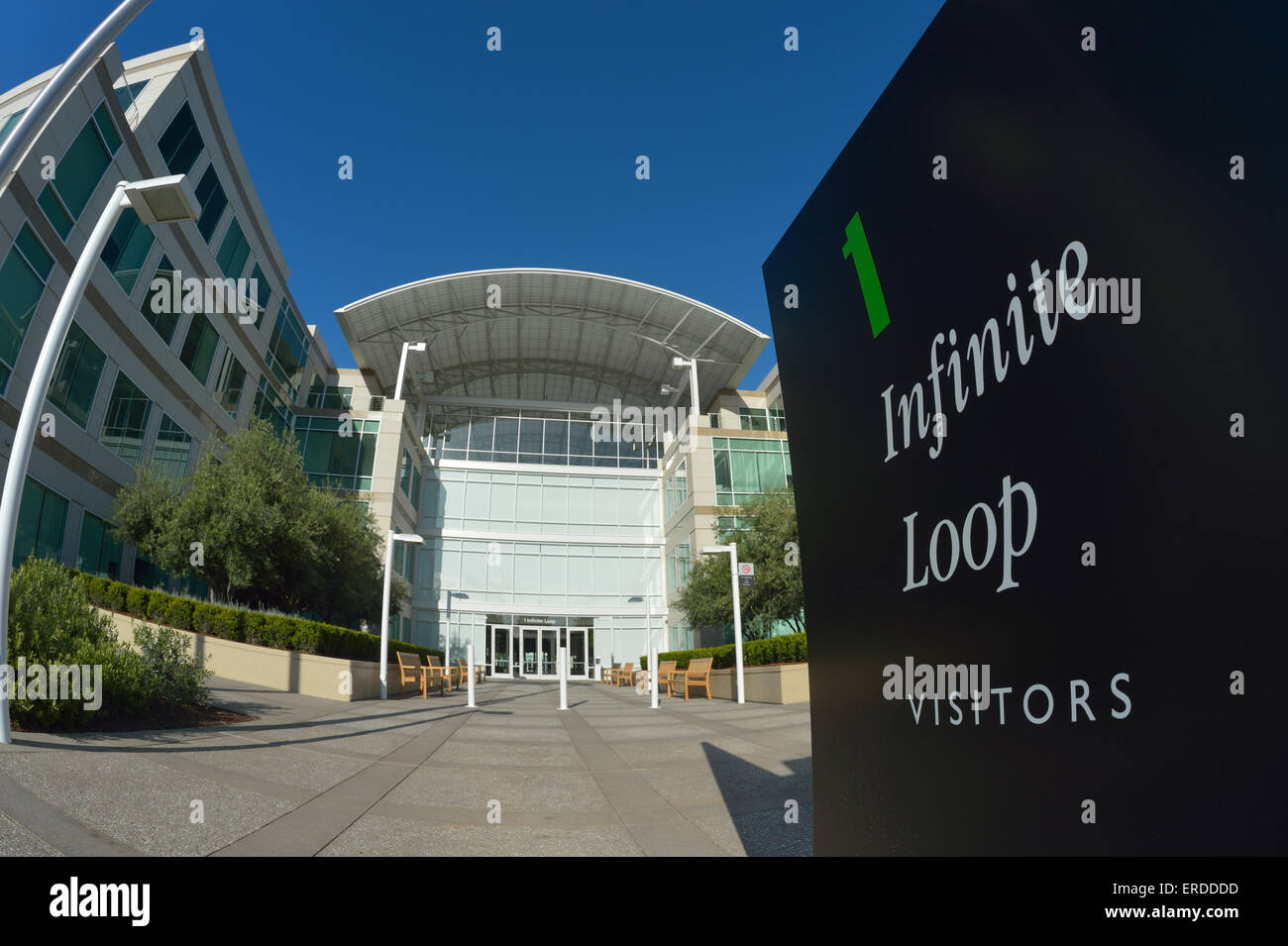 The Apple Inc. campus and headquarters at One Infinite Loop, Cupertino ...