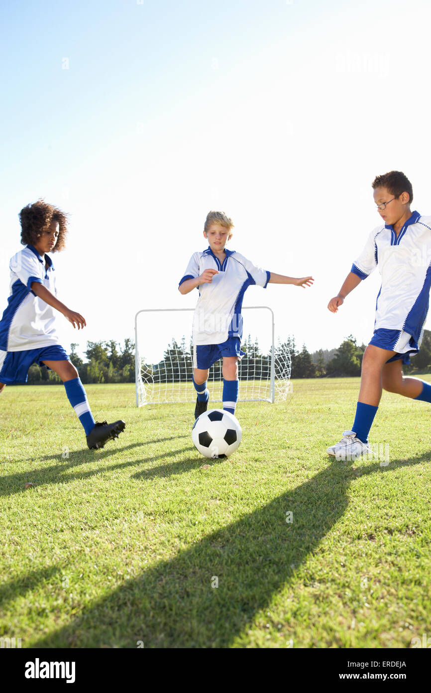 American football kids tackling hi-res stock photography and images - Alamy