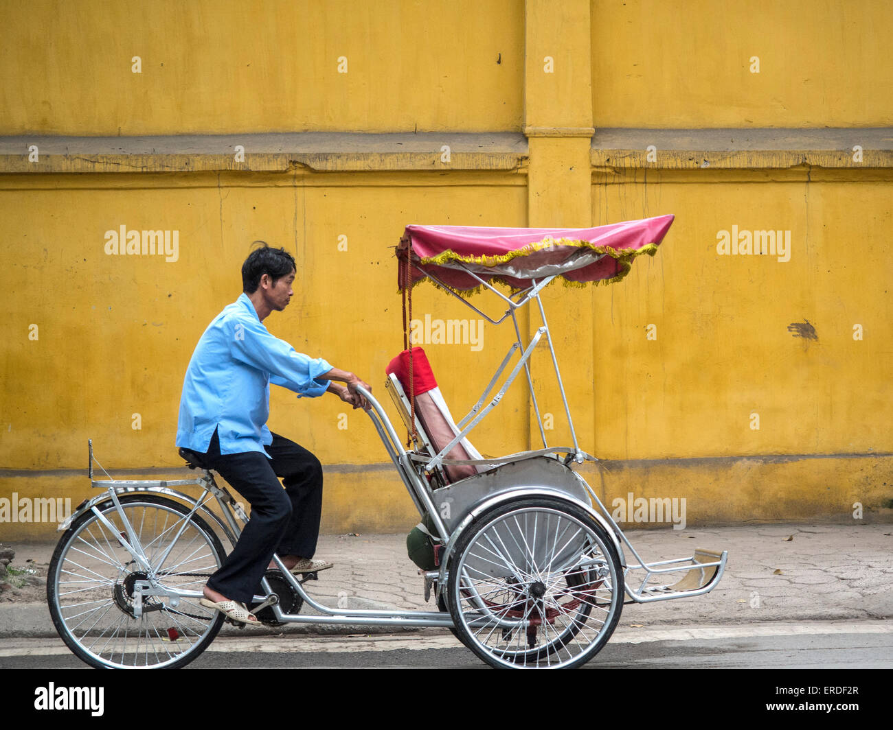 Cyclo driver Hanoi Stock Photo - Alamy