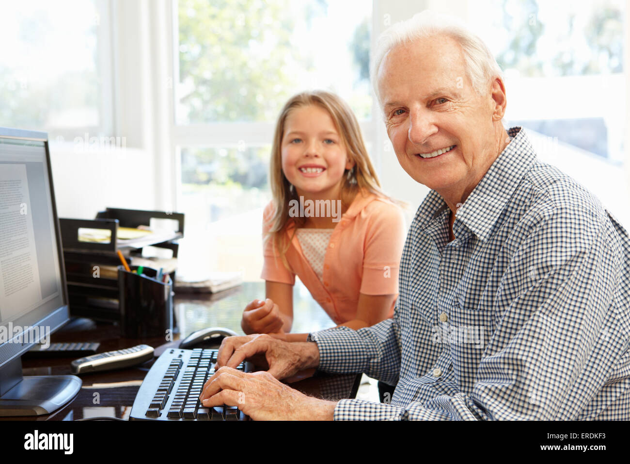 Child helping senior computer hi-res stock photography and images - Alamy