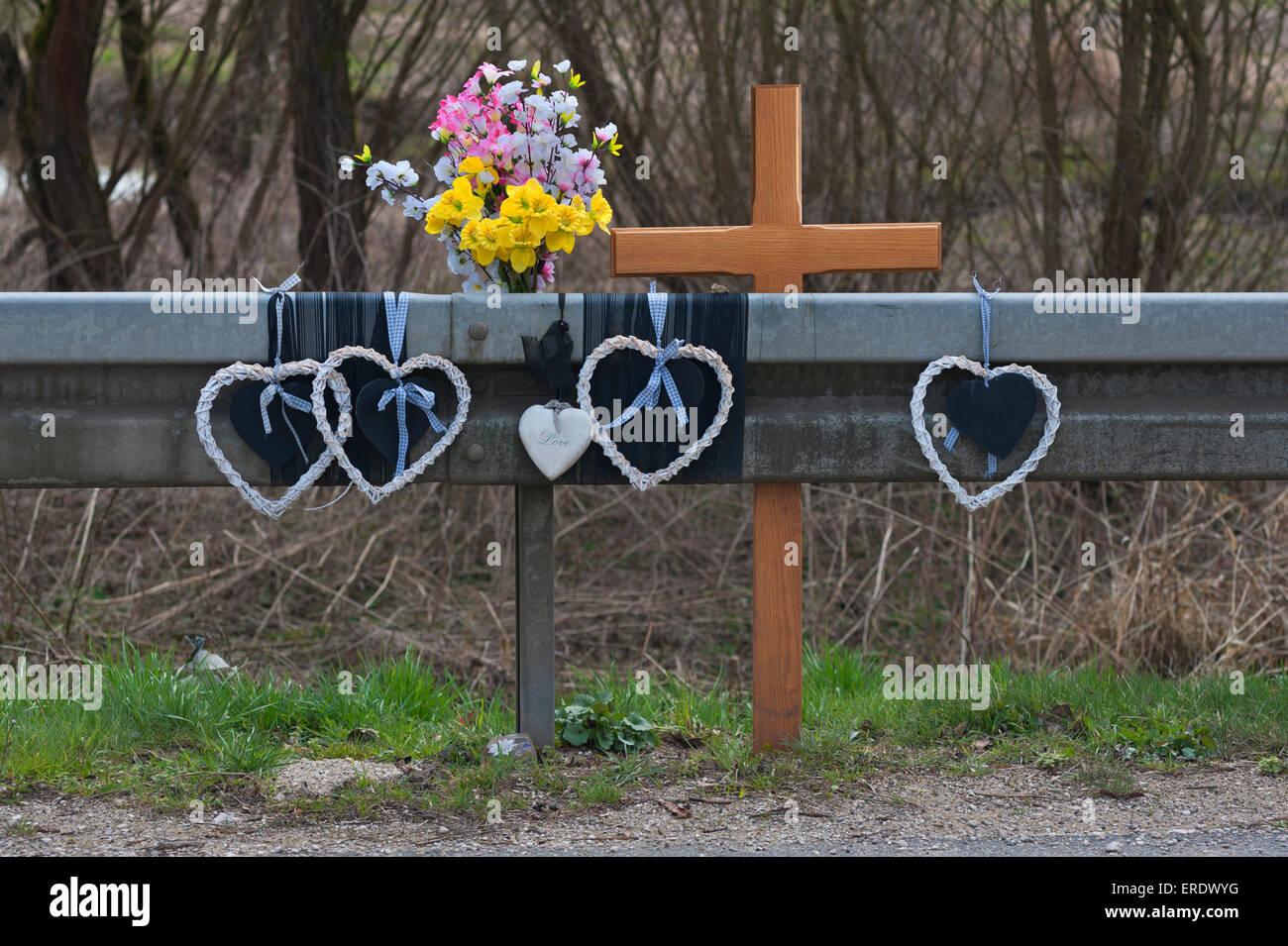 Roadside memorial cross flower hi-res stock photography and images - Alamy