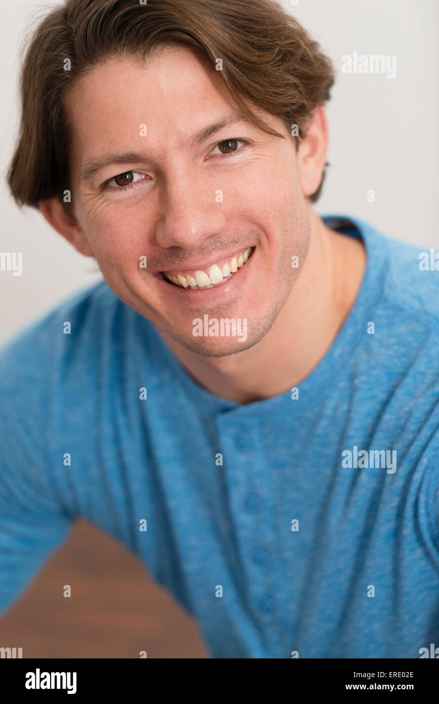 Hispanic man smiling Stock Photo - Alamy