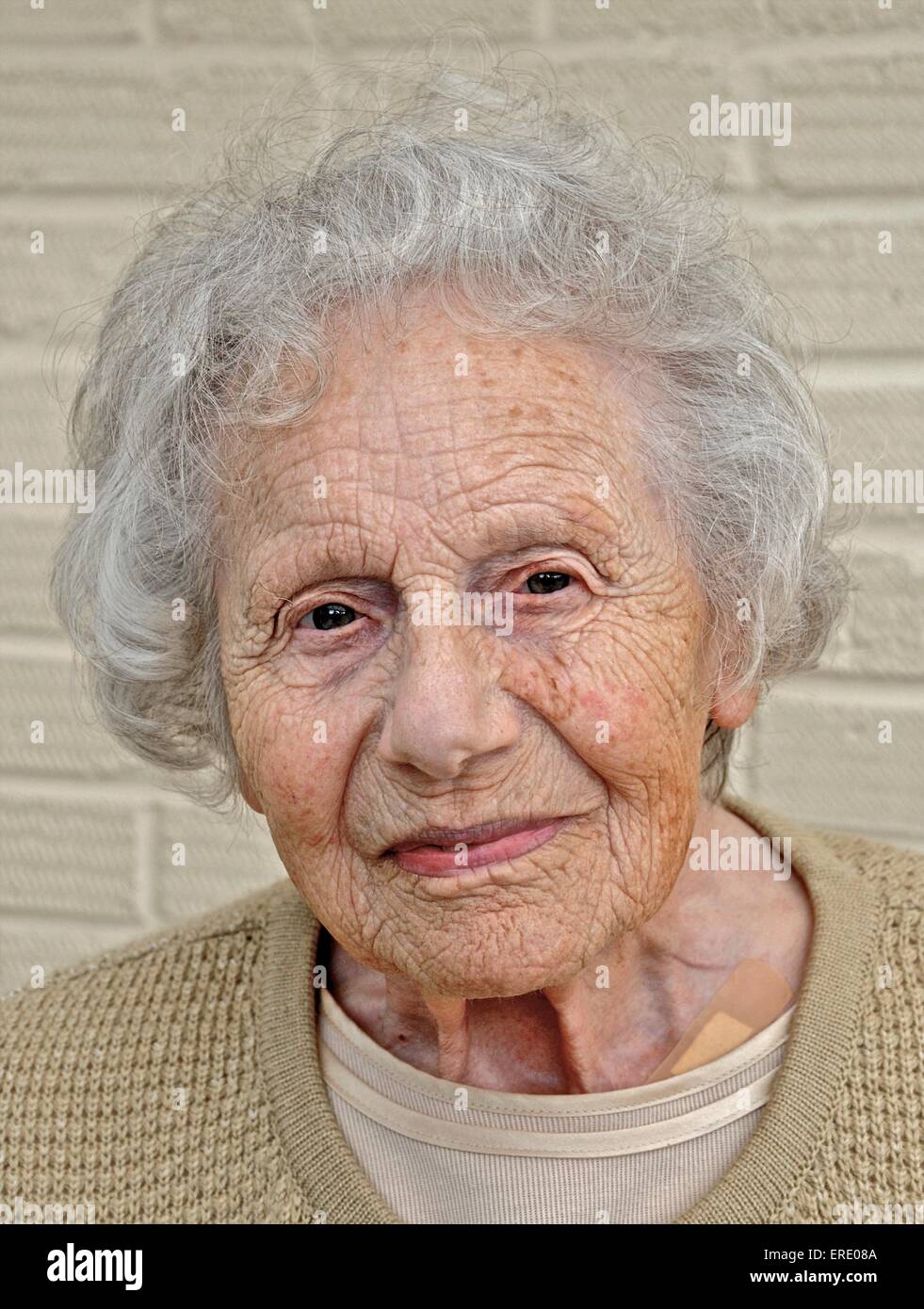 Old womans face lady pensioner citizen aged ancient Stock Photo - Alamy